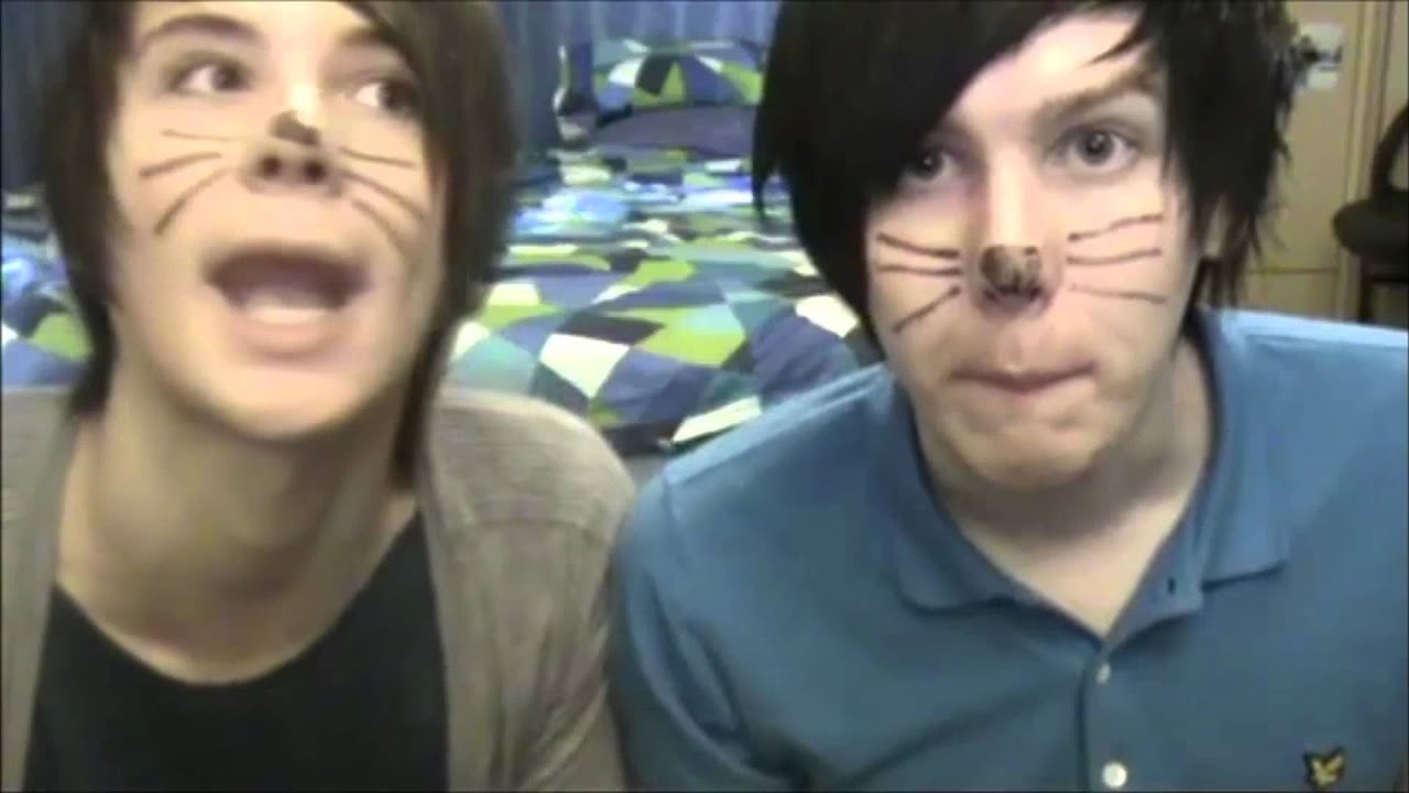 Dan And Phil Look Alikes Kissing
