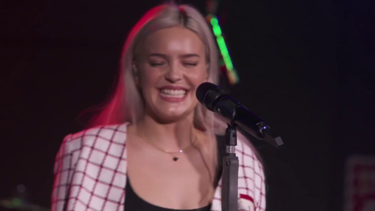 Anne Marie - 2002 (Lyrics) Live At Brighton Music Hall 2018 - YouTube