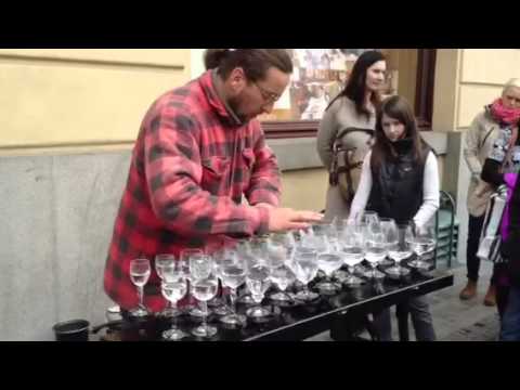 Música con copas de cristal en Praga - YouTube