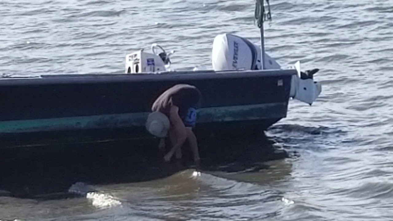 MAN SCRAPING BOAT - OYSTER BAY, NEW YORK - YouTube
