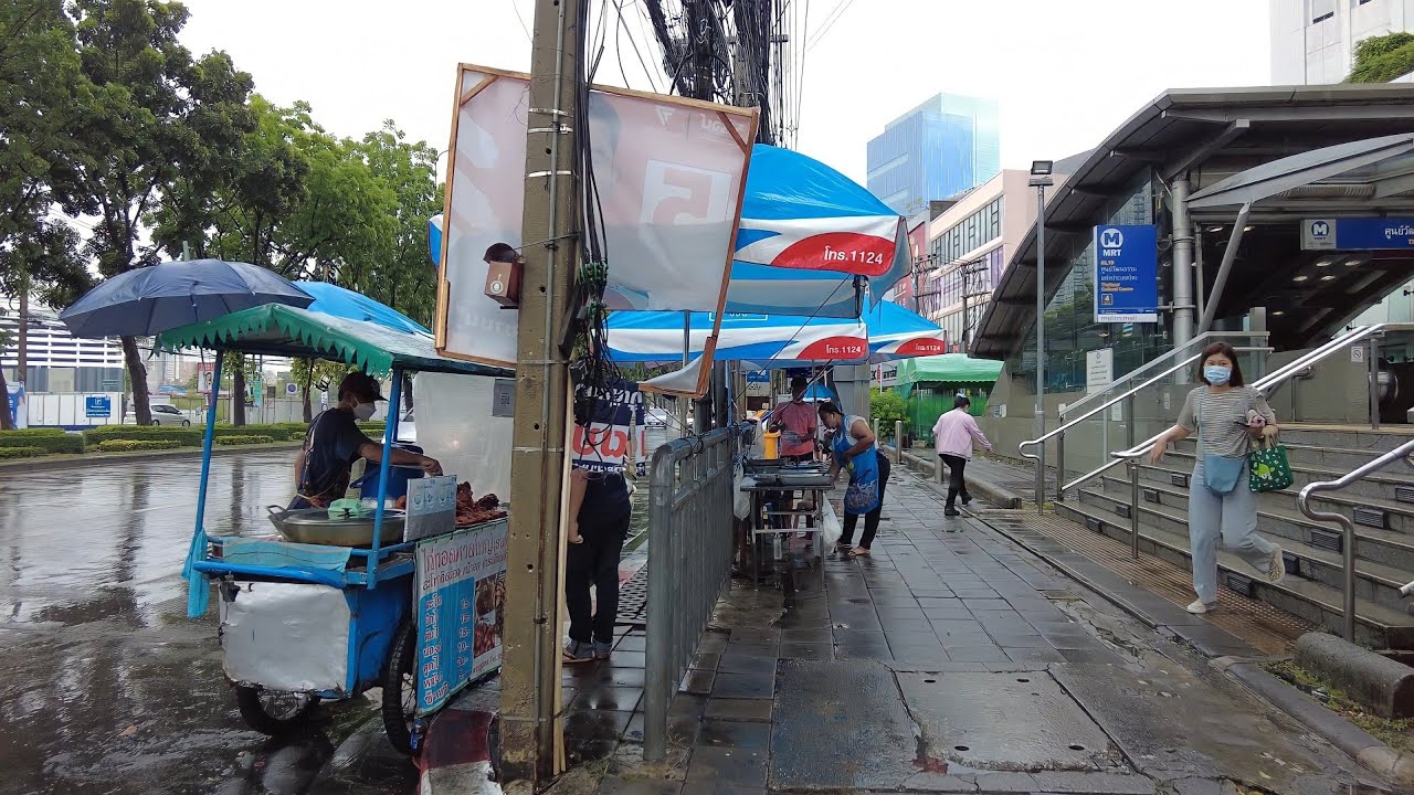 [4K] Rainy Day Morning Walk in Bangkok | Talad Rot Fai Ratchada - YouTube