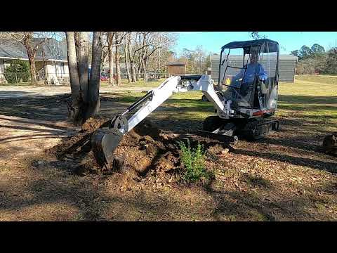 My first time digging with the Bobcat mini-X - YouTube