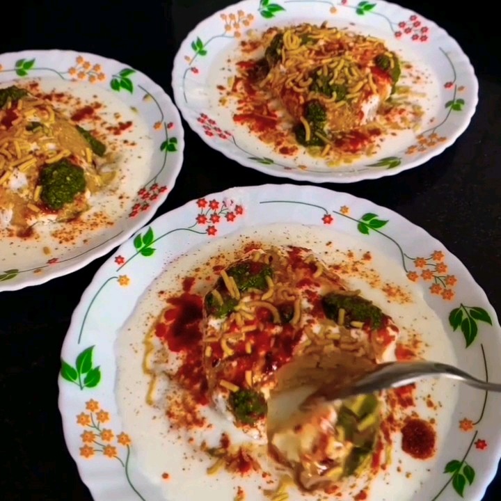 Dahi Bhalla Plating#dahi vada#moong daal dahi vada#shorts - YouTube