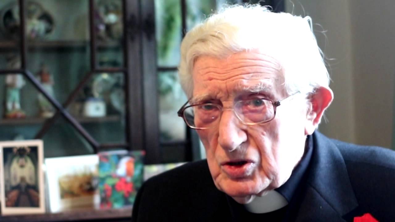 Canon Robert Marsden remembers fighting in the Second World War - YouTube