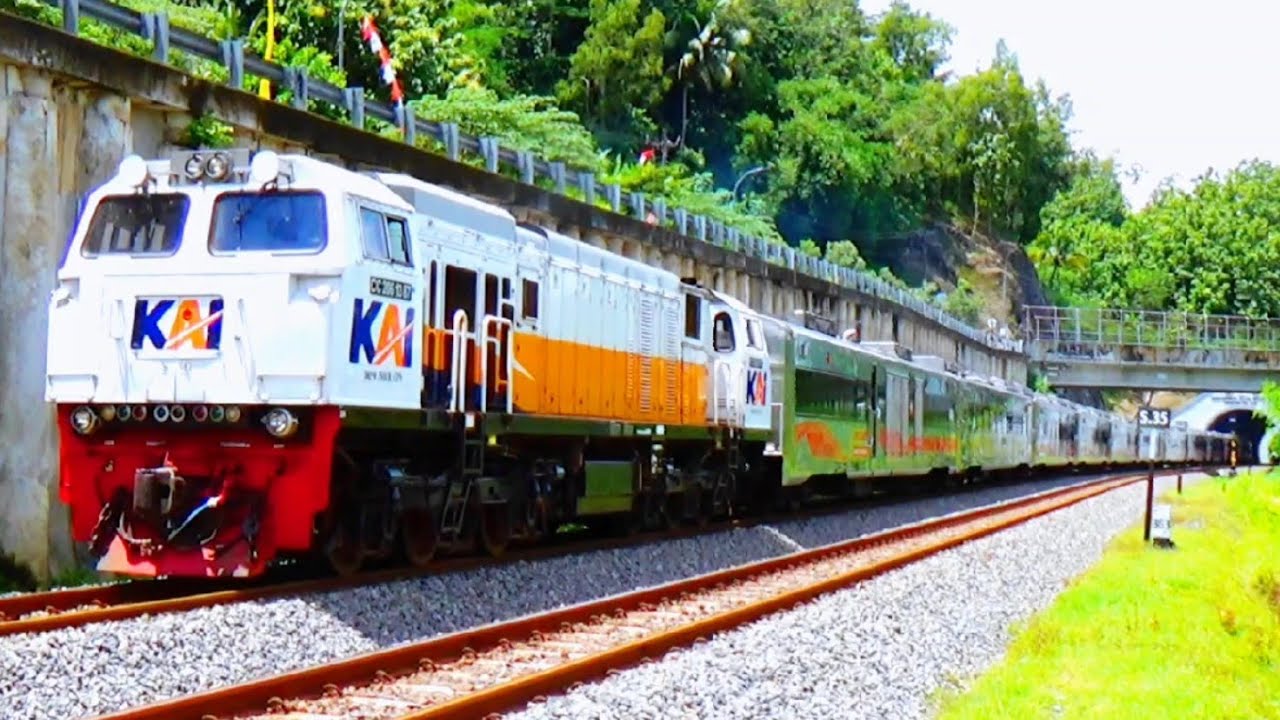NONTON KERETA API NGEBUT PARAH 110 KM DI TREK LURUS SAMPING JALAN RAYA ...
