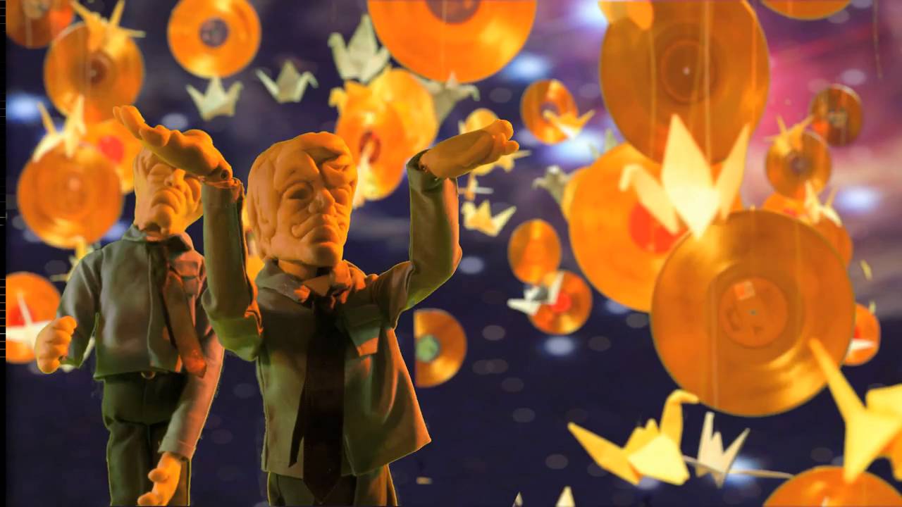 Mannequin security guards - YouTube