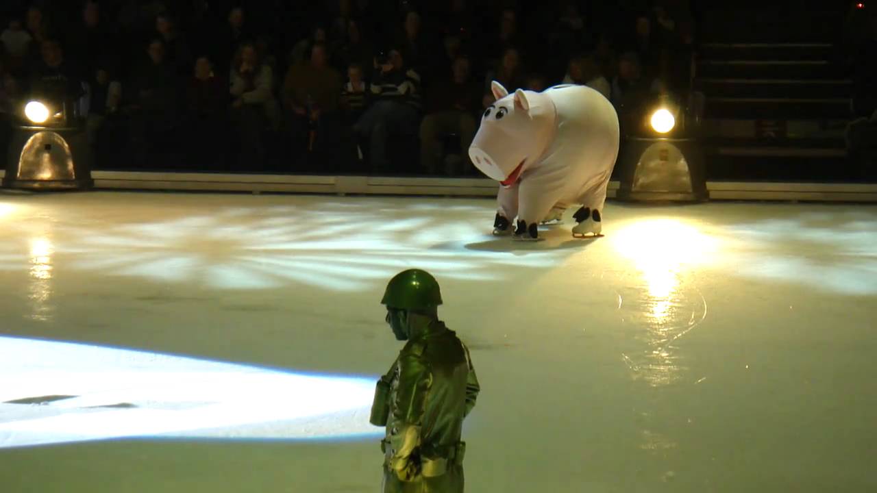 Disney On Ice: The pig is hilarious - YouTube