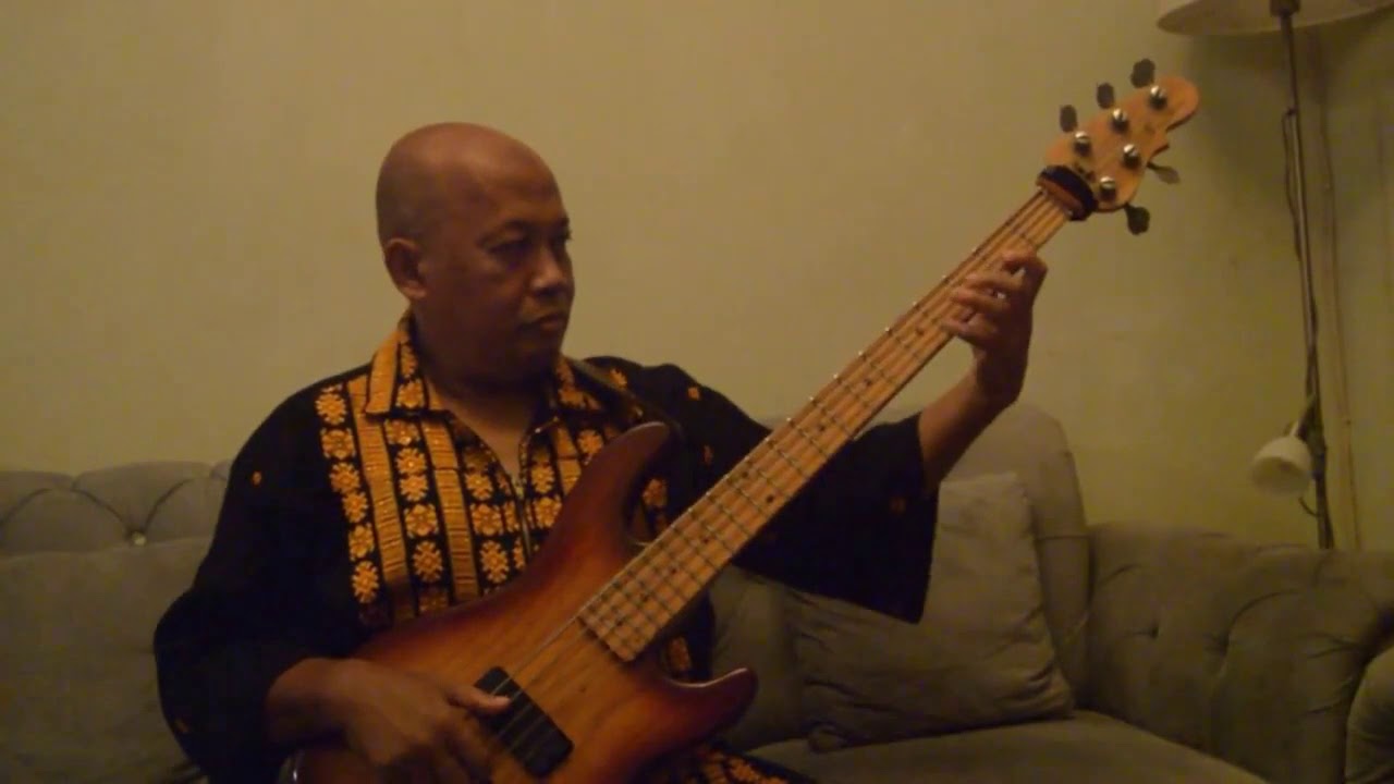 Adi Darmawan solo bas - YouTube