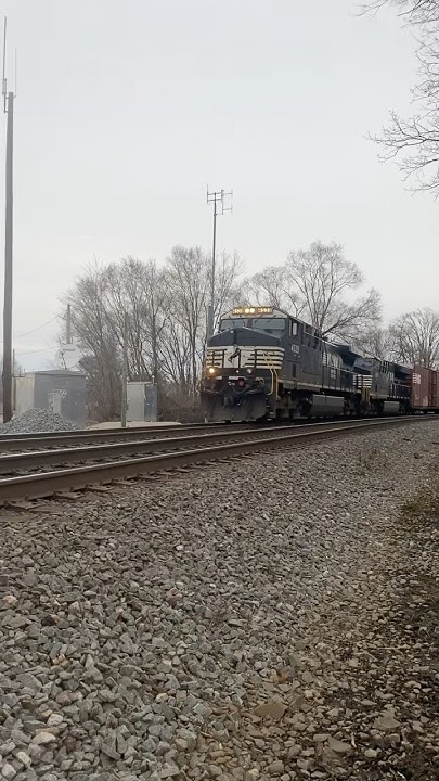 NS 4539(Nathan P3 horn) leads the 181 west past the Danville diamonds with a #hornshow - YouTube