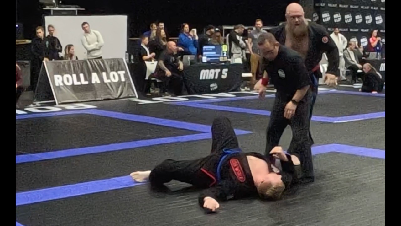 Old Man (Master 2) Puts Younger Guy To Sleep in Blue Belt Ultra ...