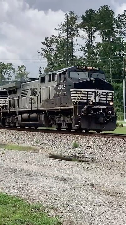 Norfolk Southern 152 Northbound with NS 4002 leading in Valdosta, GA #ns #train #yt #yts # ...