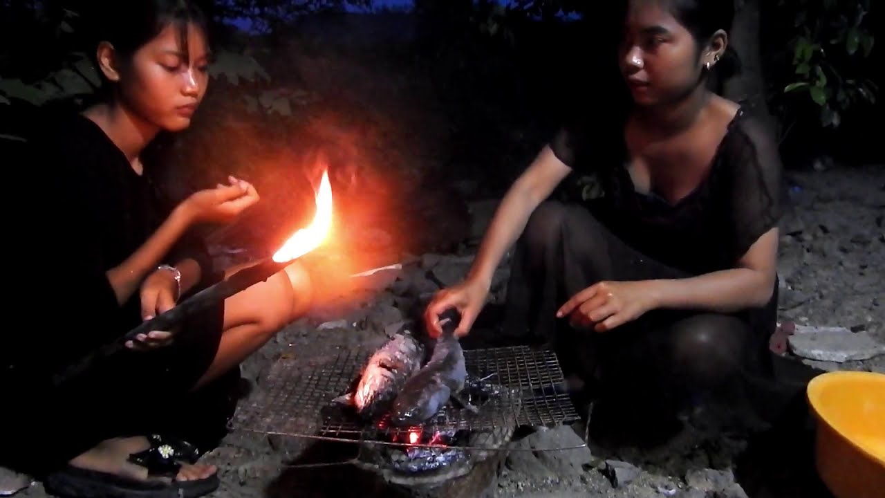 Soriya wild girl fishing and cooking fish in the night, Eating ...
