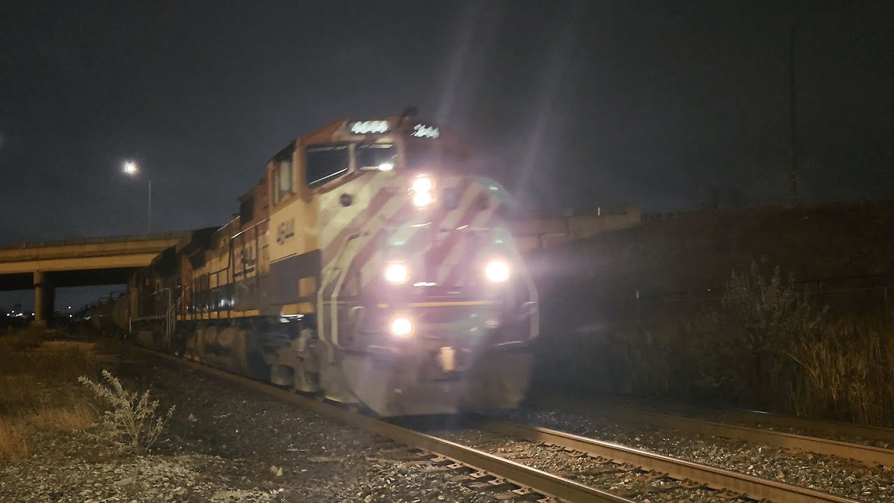 BCRAIL 9WL 4644 Leader! CN A434 - BCOL 4644E at Halwest - November 15 ...