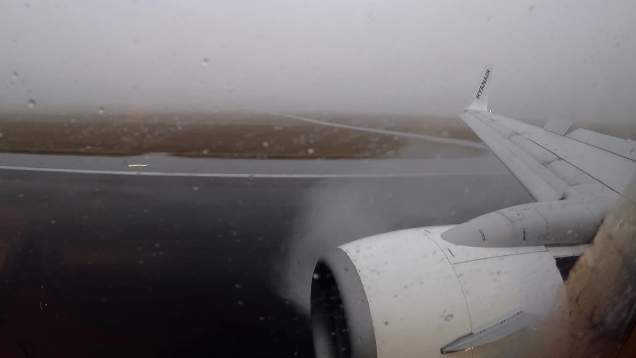 SUPER WET LANDING! Ryanair Boeing 737-800 REVERSE THRUST at Berlin ...