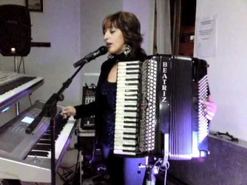 beatriz y su acordeon 8.4.2012.MP4 - YouTube