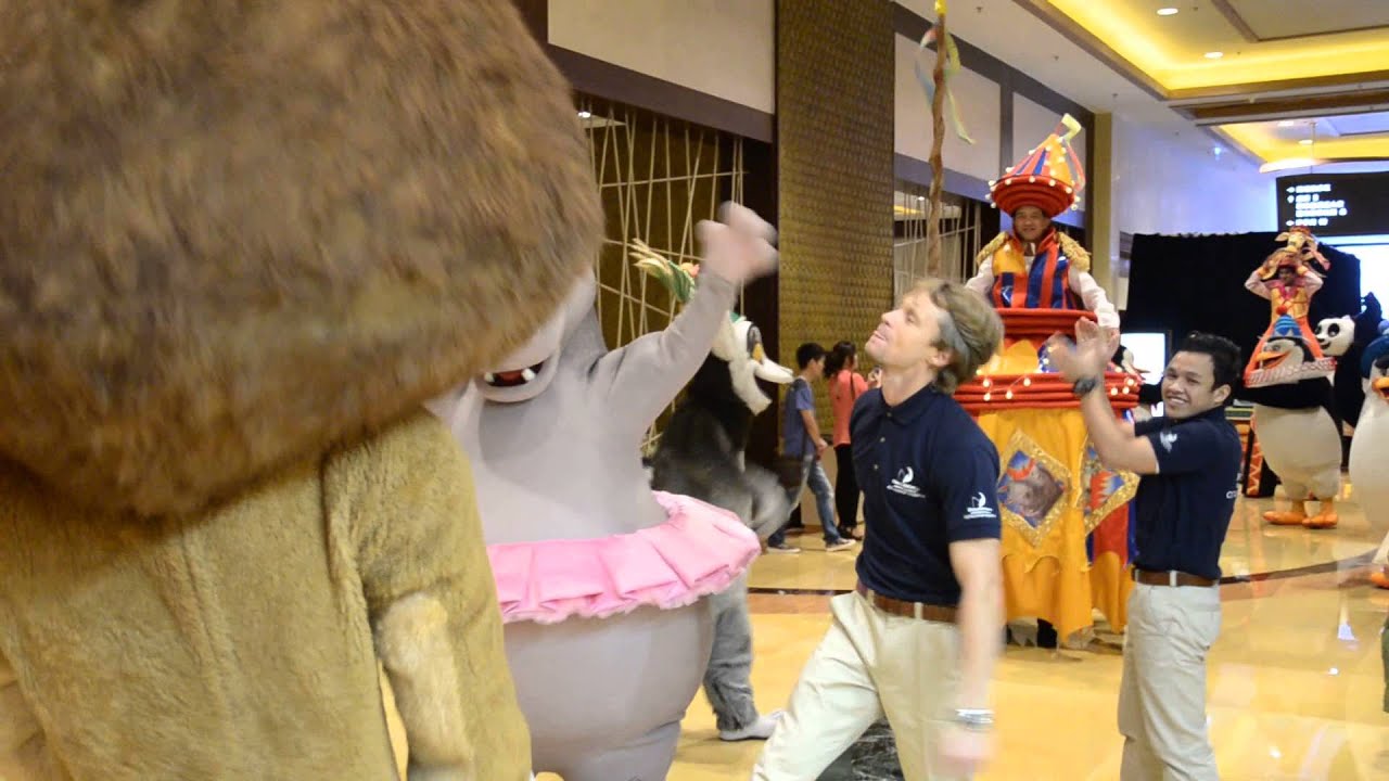 Dreamworks Parade in Macau - YouTube