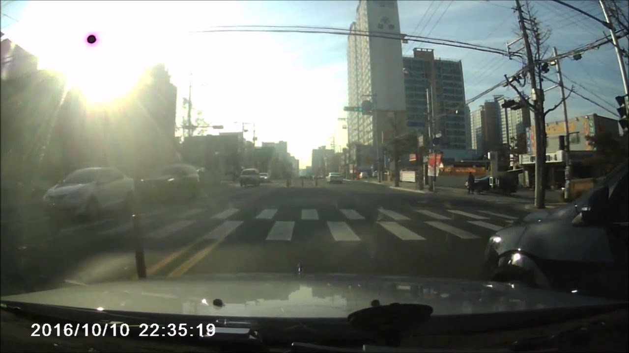 좌회전신호가 떠서 가는데 갑자기 직진차로 차가 급차선변경을하여 사고 Youtube