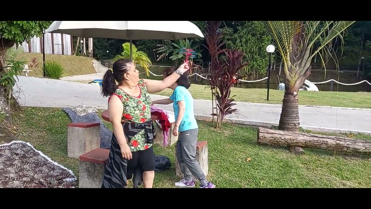 Eliane e Adriana fazendo bolinhas de sabão no Sitio Aerostar maio 2023 - YouTube