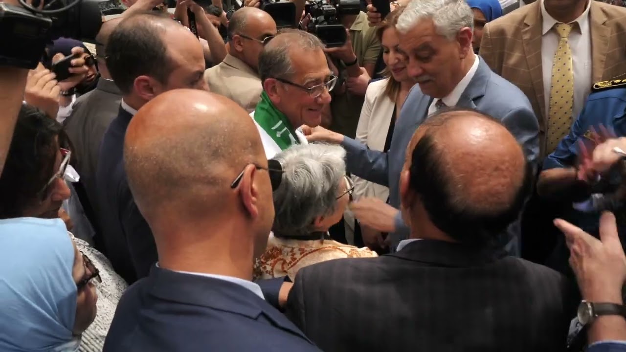 Inauguration du buste de Maurice Audin, Place Audin à Alger. - YouTube