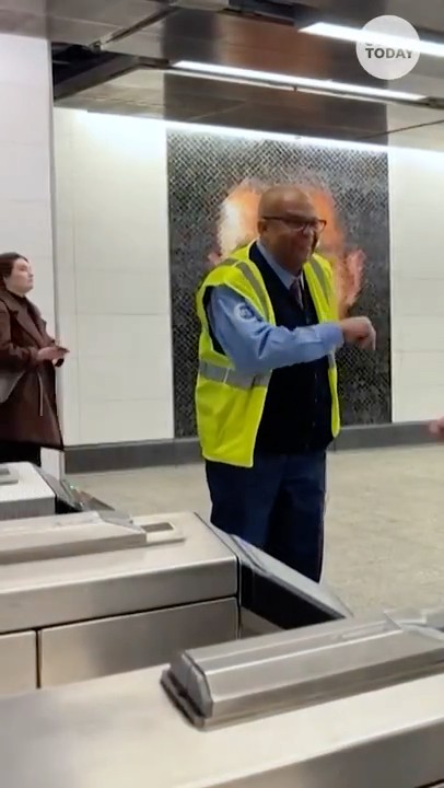 Subway worker spreads positive vibes to New York City commuters - YouTube