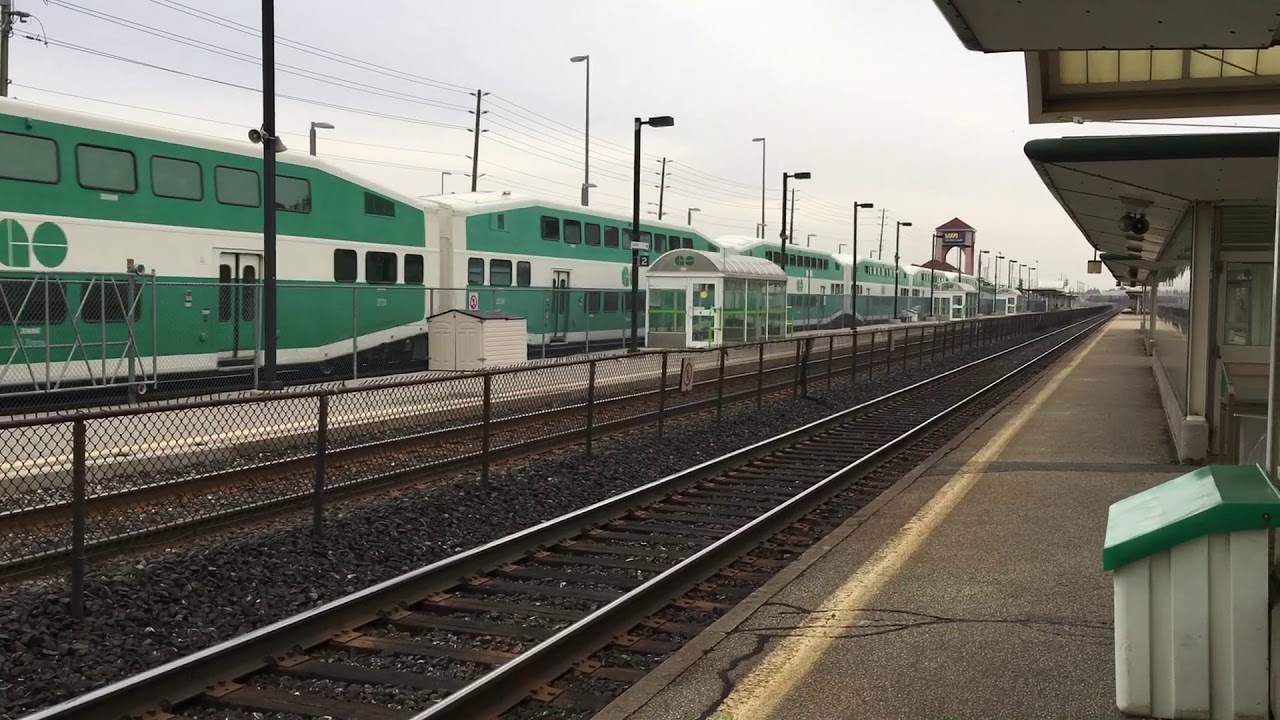 Go train 315 flying by Oakville go station December 2 2017 - YouTube