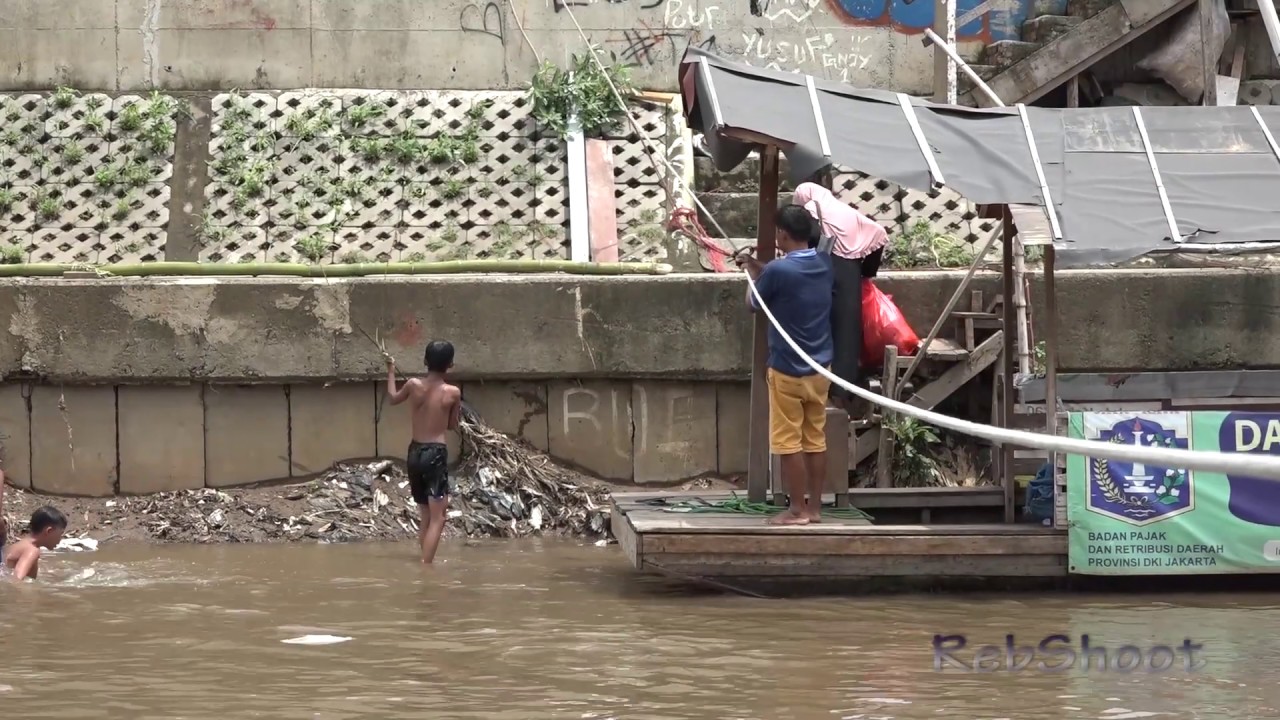 Perahu Getek Masih Exsis Dijakarta - Transportasi sungai - YouTube