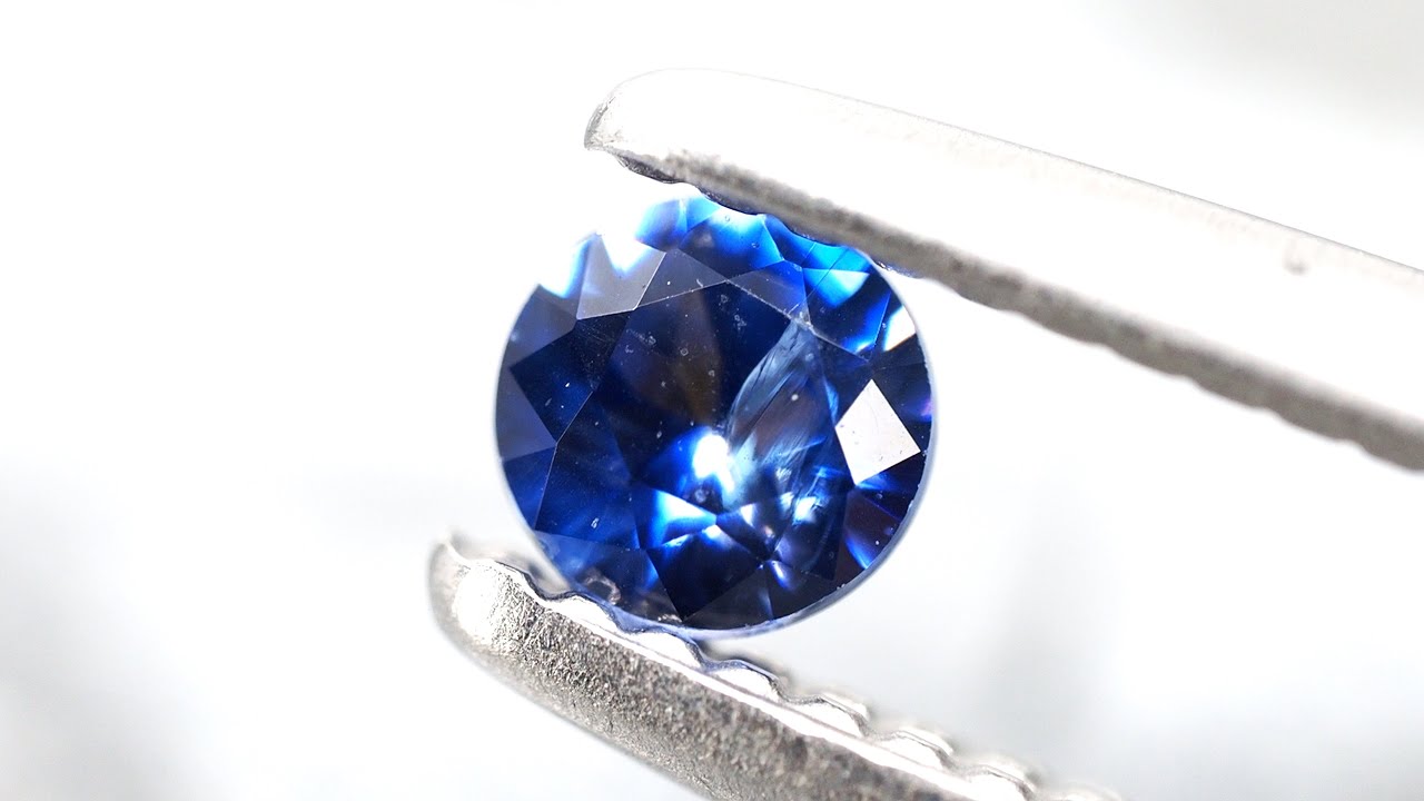 ベニトアイト 0.07ct ラウンド - YouTube