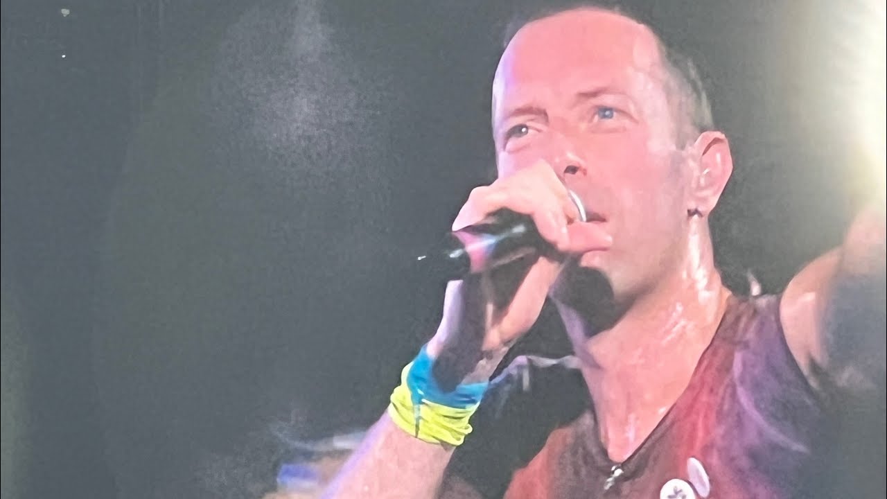 Coldplay singing Yellow, live in Kuala Lumpur - YouTube