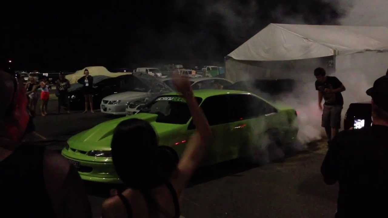 Commodore bogan burnouts late night at Motorvation #28 - Jan 2014 - YouTube