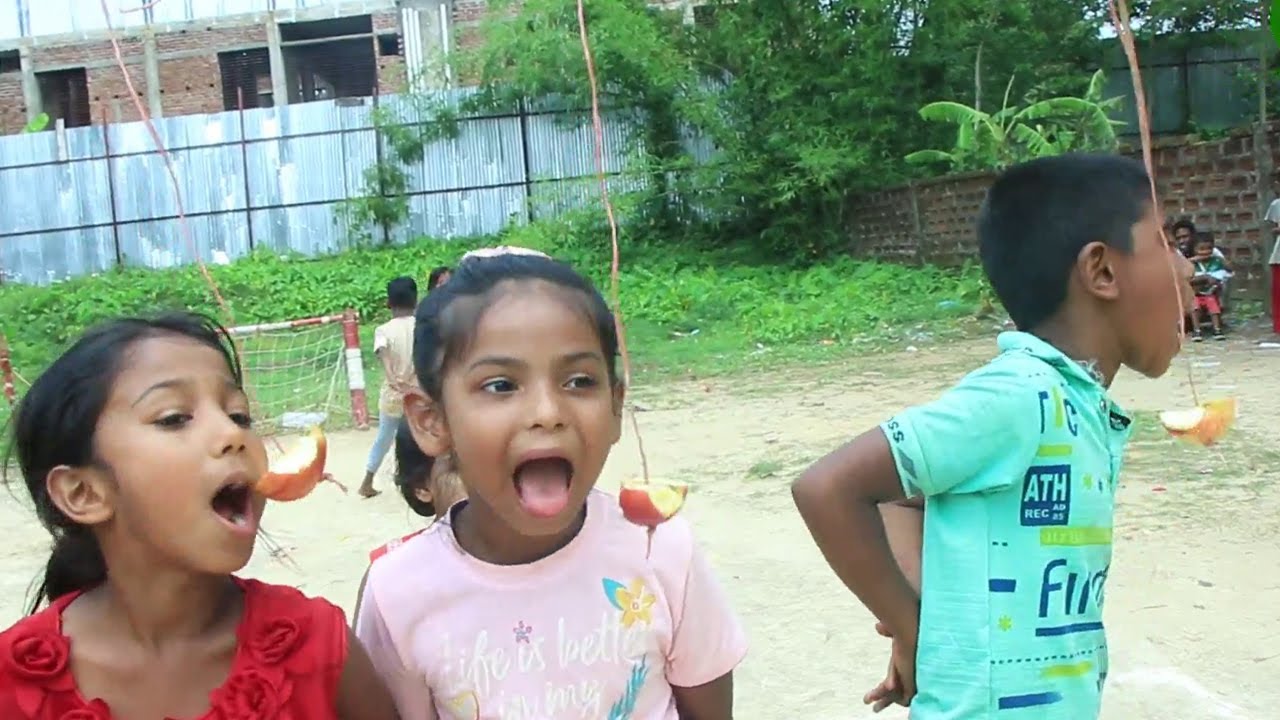 আপেল খেয়ে পুরুষ্কার জিতা। Win prizes by eating apples - YouTube