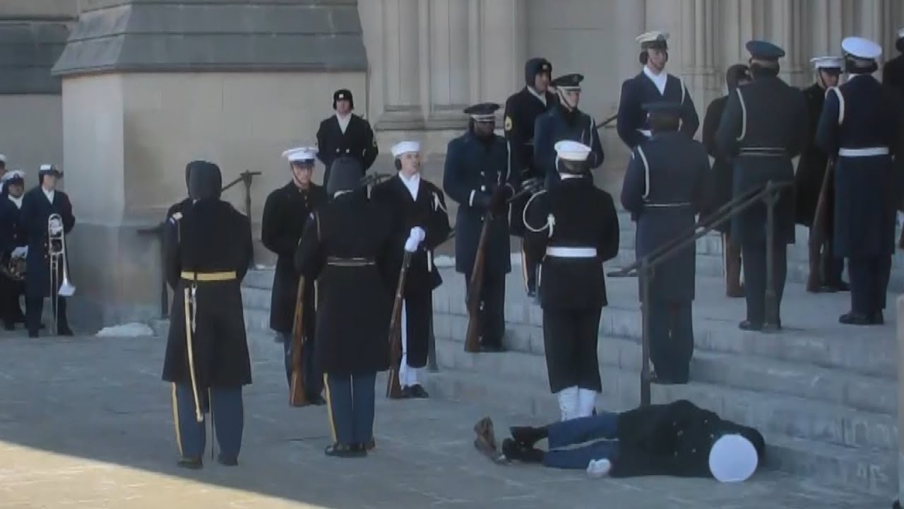 Soldado cae durante el funeral del Presidente Jimmy Carter - videoblogs.com