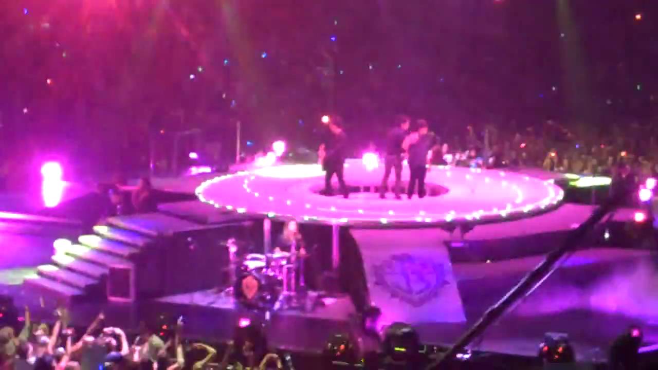 Jonas Brothers World Tour 2009 Intro + Paranoid - YouTube