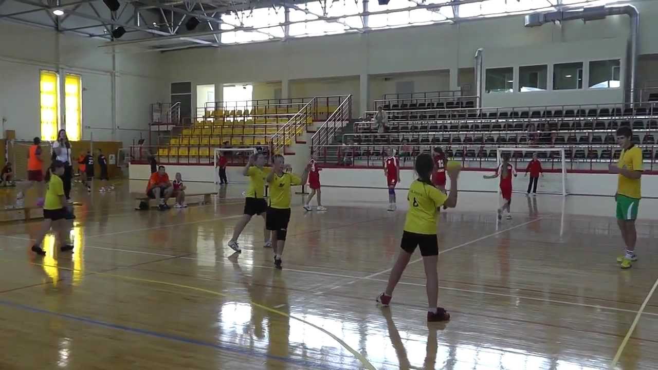 Mini handbols Ludzā - YouTube