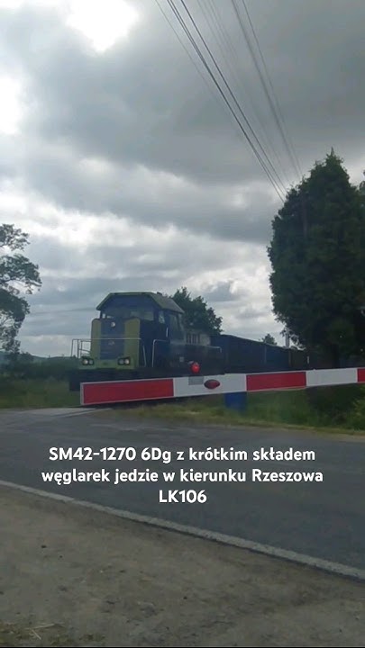 SM42 6Dg na przejeździe kolejowym w Przybówce - YouTube