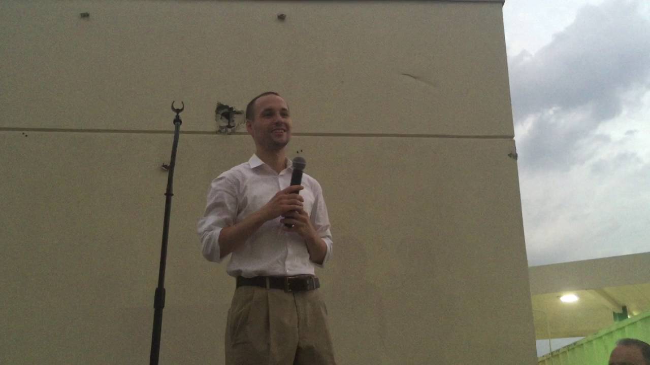 Brian Barnwell speaks at Maspeth shelter rally - YouTube