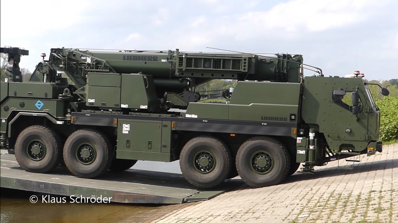 Liebherr G-BKF geschütztes Bergekranfahrzeug auf der Weser - YouTube