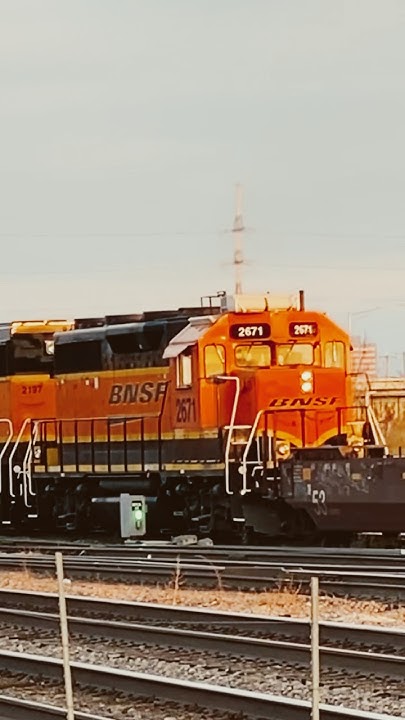 Pair of BNSF Geeps haul bare table train #bnsfrailway #railroad #railfanning #railway #shorts ...