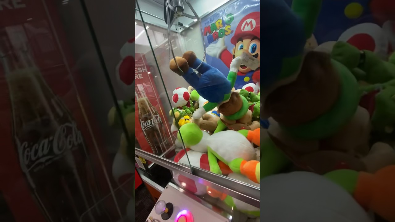 Super Mario Claw Machine Luigi - YouTube