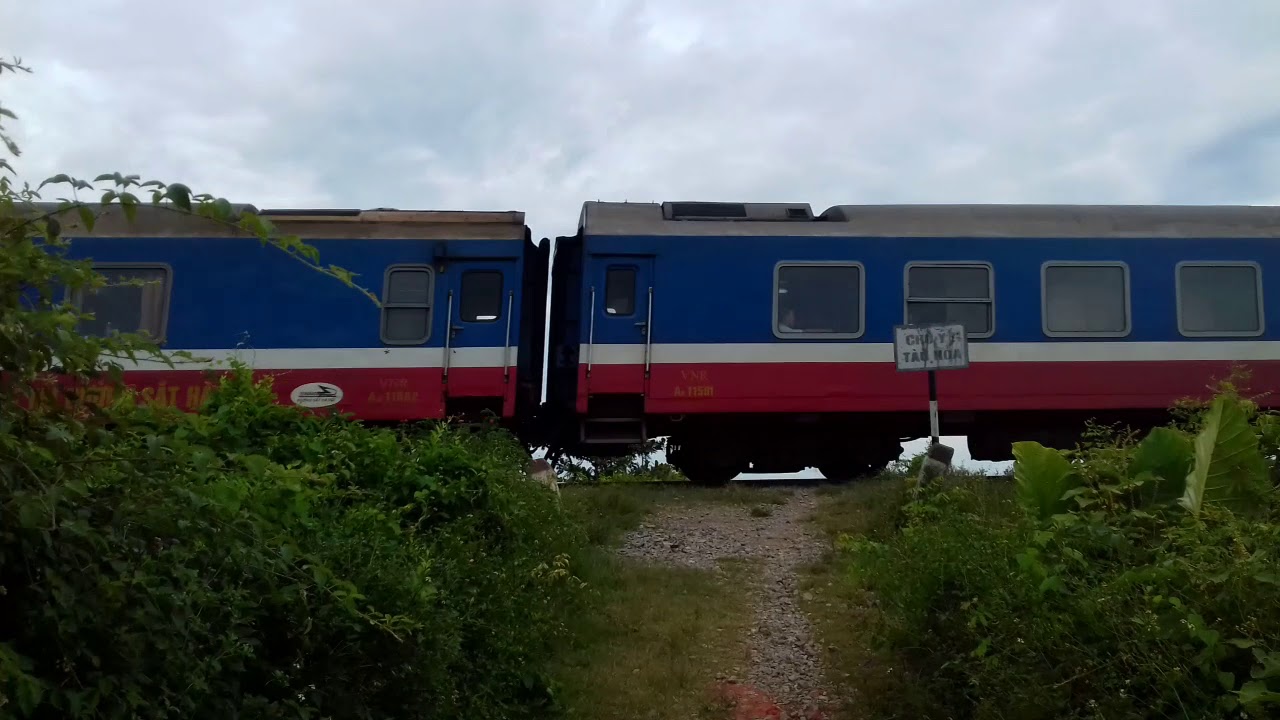 D20E-015 kéo tàu khách SE12 qua Km 560 - YouTube