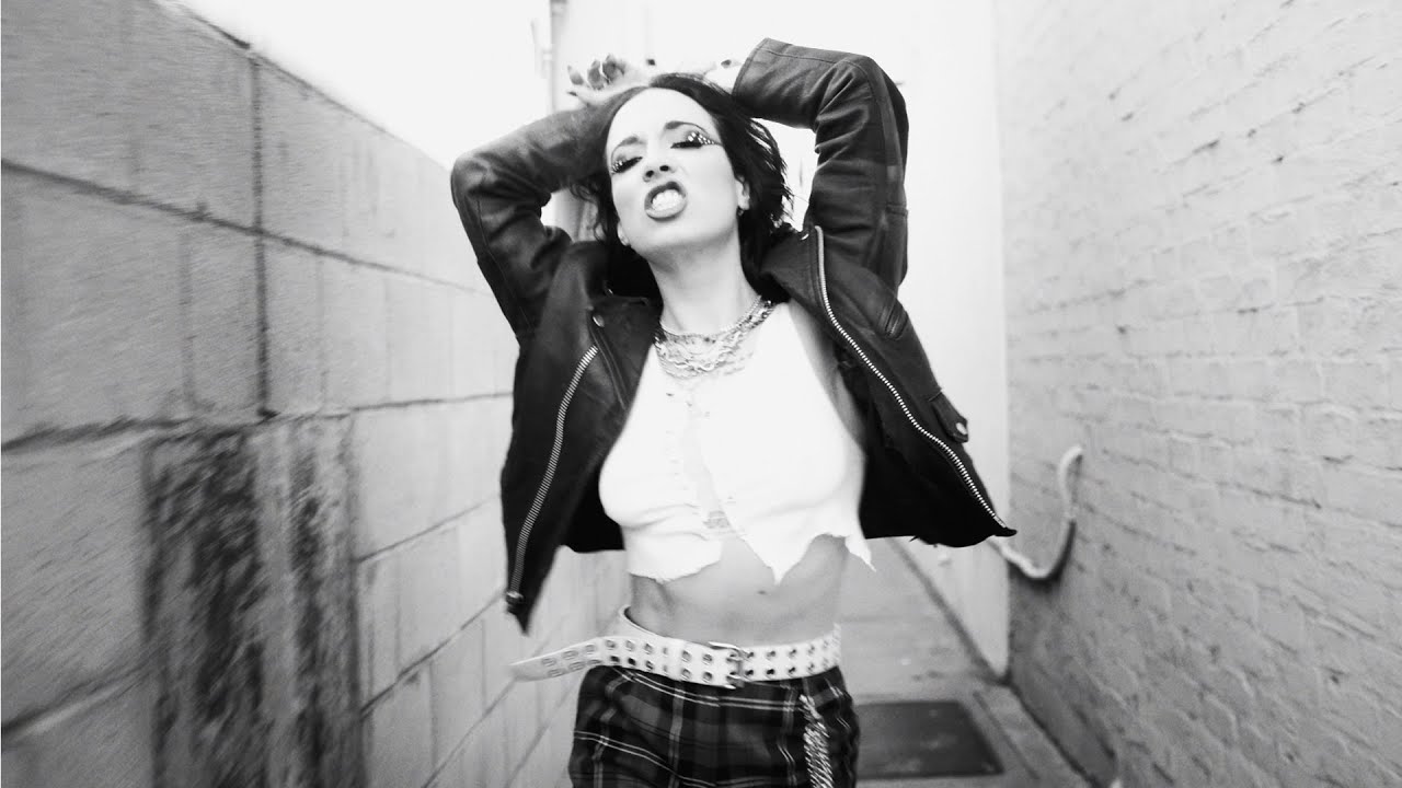 Sizzy Rocket - That Bitch (Official Music Video) - YouTube