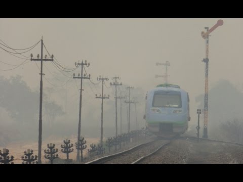 Kereta Api Menembus Kabut Asap Sumatera Selatan - YouTube