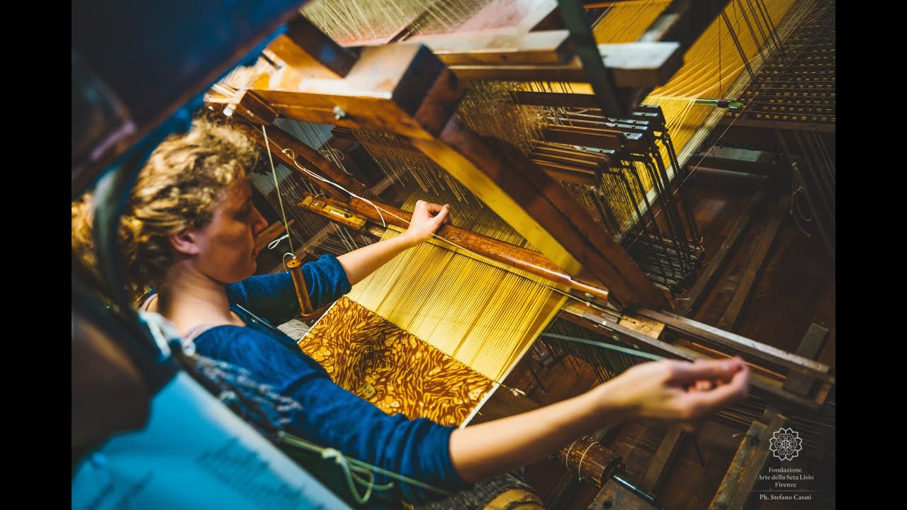 L' Arte della Tessitura Manuale della Seta | The Art of Hand-Weaving in ...