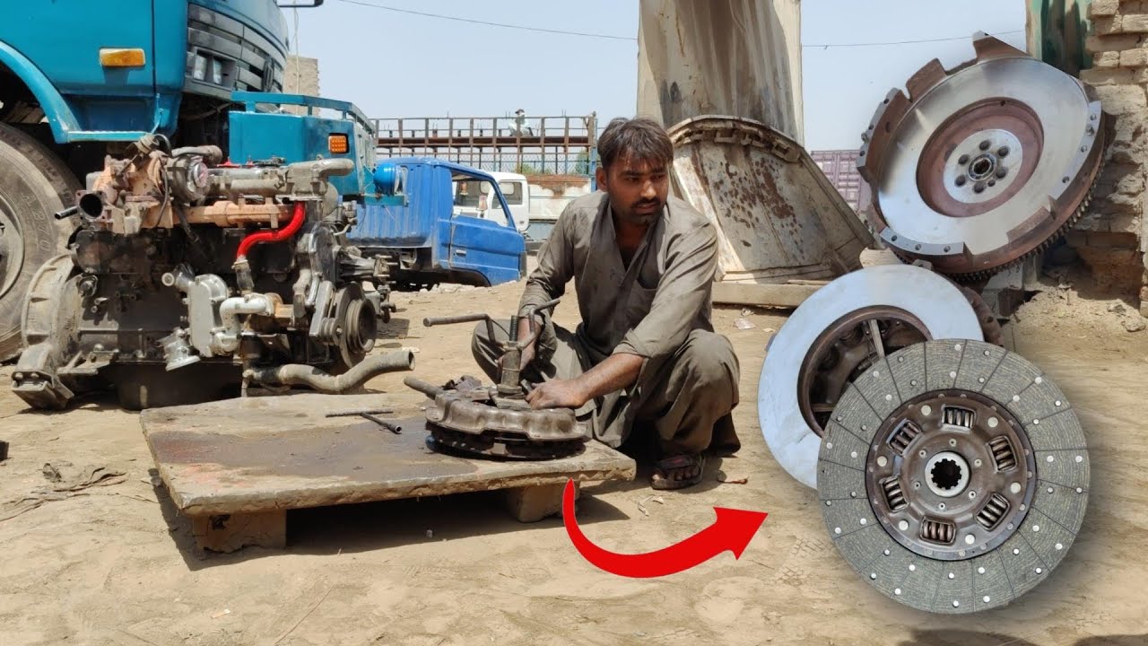 Young Man Repairing Truck Clutch Plate 🚚 How Flywheel Clutch Fixed 🛠️ ...
