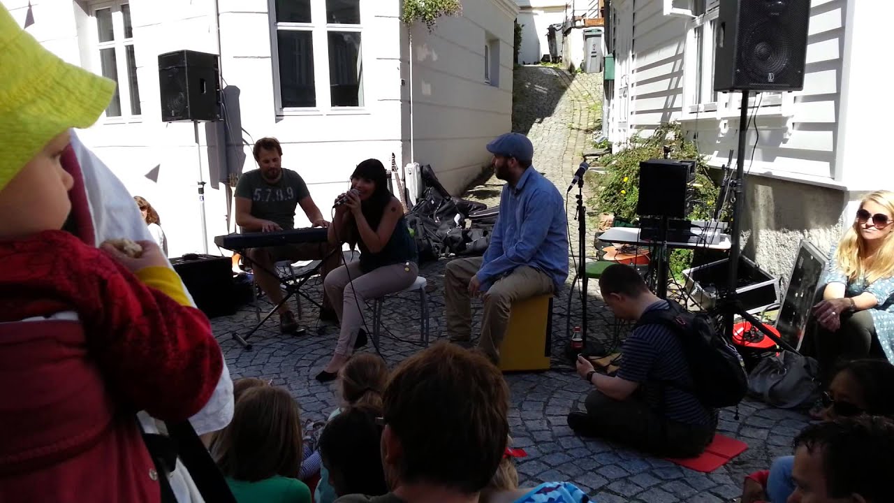 Myrna Braza - Lala, mini concert from the "street party" in Bergen 16. ...