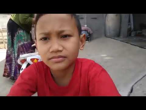 Bermain dengan adik dan ibuk