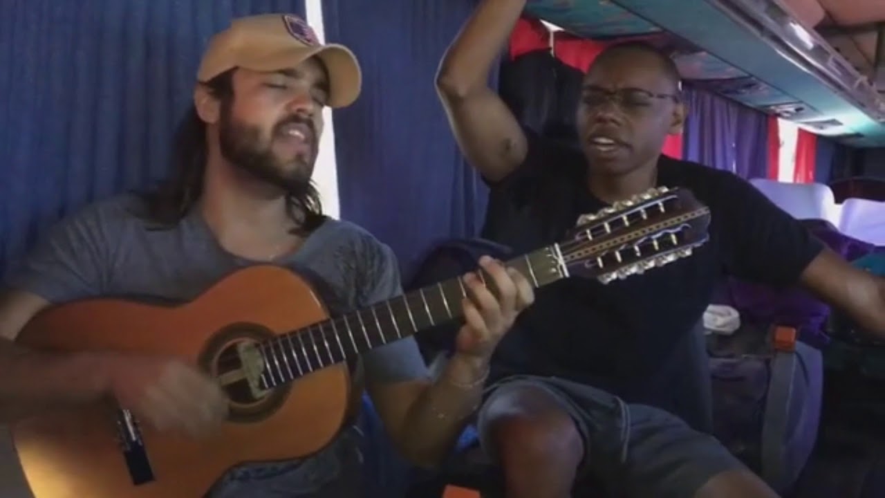 Lucas Reis e Thácio CANTANDO no ÔNIBUS - YouTube
