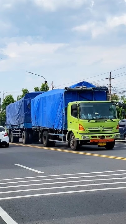 KONVOI TRUK GANDENG PANJANG MUATAN SANGAT BERAT MELAJU SAMPAI OLENG #shorts #trending #subscribe ...