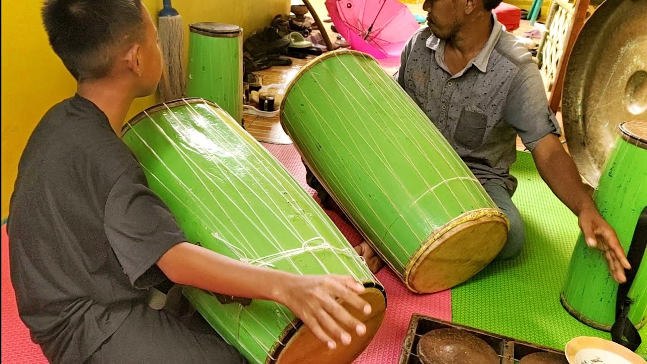 sangat seru anak ini memainkan nada gendang sumanga'//gendang adat ...