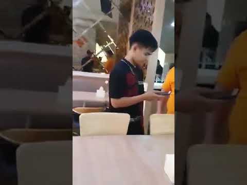 Pria memasang cctv di toilet restoran