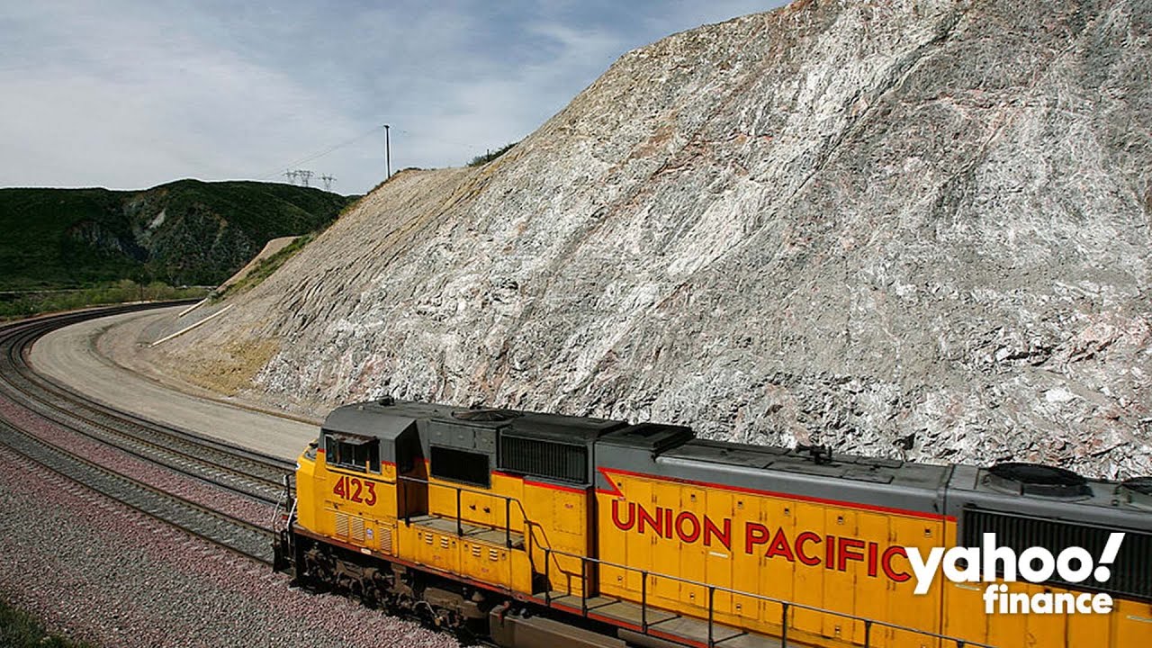 Union Pacific stock dips despite earnings, revenue beat - YouTube